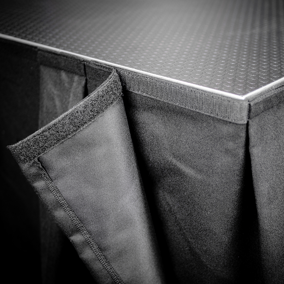 FORTEX Podiumrok geplooid 6m (b) x 40cm (h) MCS 350 g/m² zwart kopen? | Stage Roads